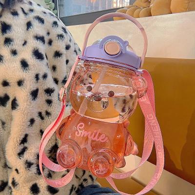 Chine Salle de gym Enfants d'été Portable Beau Bouteille d'eau en forme d'ours avec paille 1000ml Grande capacité à vendre