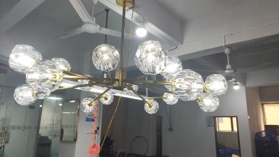 Cina Candelabro a sfera di cristallo rotondo personalizzato per montaggio al soffitto interno in vendita