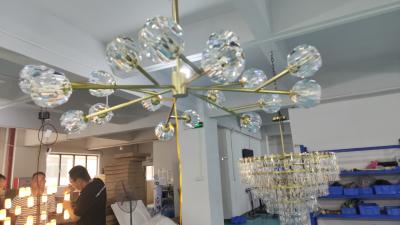 Cina Candelabro a sfera di cristallo rotondo personalizzato per montaggio al soffitto interno in vendita