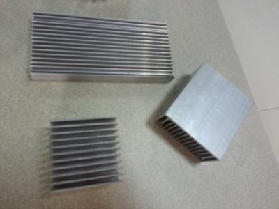 China Protuberancias de aluminio industriales ISO del disipador de calor de aluminio del CNC de la aduana que trabajan a máquina en venta