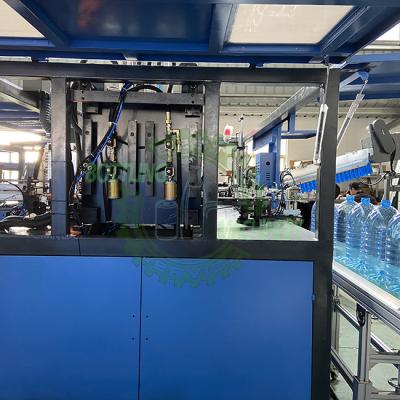 Cina Macchina automatica dello stampaggio mediante soffiatura della cavità della bottiglia 2 dell'ANIMALE DOMESTICO di 1000BPH 5L 6L 8L 10L in vendita