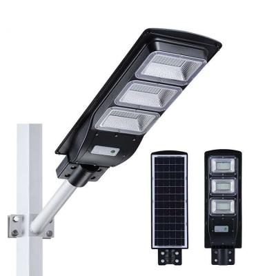 中国 道路照明ソリューション モノソーラーパネル付き太陽光LED路灯 150lm/w 光流量 販売のため