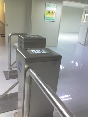 China ESD Turnstile van de Ingangsdriepoot Systeem Waterdichte Antiterugslag met Verschillende Lezer Te koop