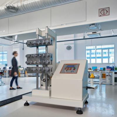 China Máquina de ensayo de torsión ASTM D813 D430 JIS K6301 ISO 132 Probador curvado de tejidos Equipo de ensayo de resistencia al plegamiento en venta