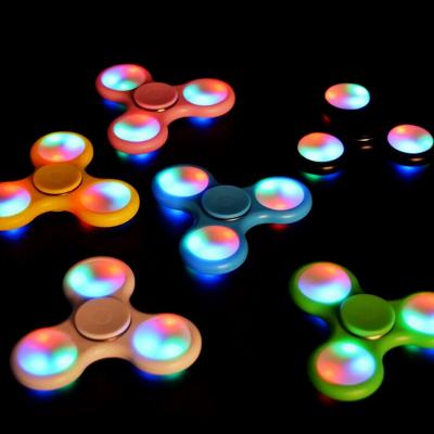 中国 LEDはFidger手の紡績工のTorqbar真鍮指のおもちゃEDCの焦点のジャイロコンパスのギフトをつけます 販売のため