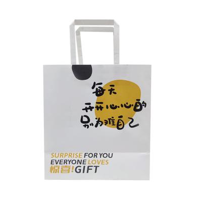 Cina Borsa di carta con nastro d'oro e maniglia flessibile per imballaggi regalo di medie dimensioni in vendita