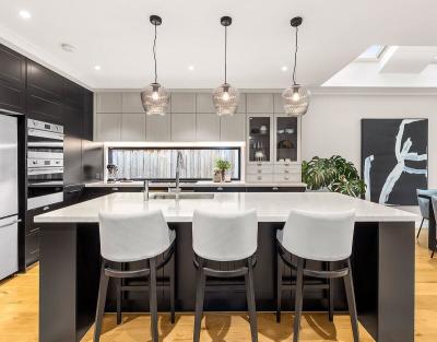 Κίνα Κουάρτζ πέτρα countertop Shaker Island κουζίνα ντουλάπι για μια πολυτελή και μοντέρνα εμφάνιση προς πώληση