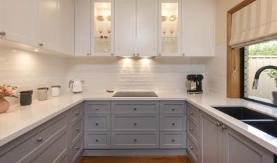 Κίνα Προσαρμοσμένο φινέρισμα χρώμα Shaker Inset Framed Design κουζίνα ντουλάπι για βίλα / διαμέρισμα προς πώληση