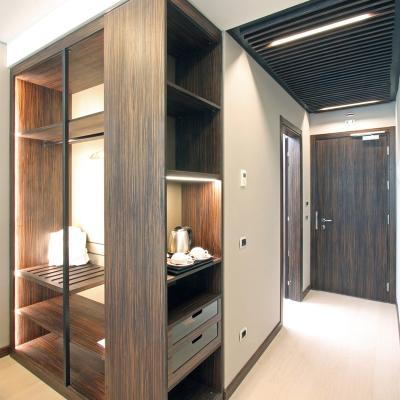 Chine Design de meubles de chambre d'hôtel haut de gamme Armoire en bois sur mesure de style moderne à vendre