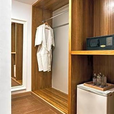 Chine Résistant à l'eau haut de gamme personnalisé Design moderne Chambre d'hôtel Meubles Armoire à vendre