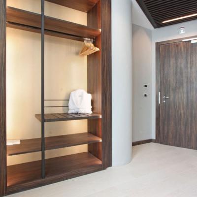 Chine Meilleur Walk In Open Style Armoire blanche en bois stratifiée pour chambre à coucher chambre à coucher Luxe à vendre