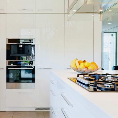 Chine YALIG Armoire de cuisine à laque UV haute brillance pour projet de rénovation d'appartement à vendre