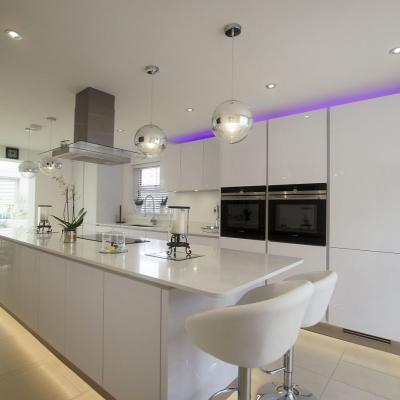 Chine YALIG Armoire de cuisine à laque UV haute brillance pour projet de rénovation d'appartement à vendre