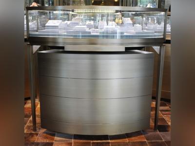 Chine Forme en bronze d'arc d'étalage de magasin de bijoux d'acier inoxydable avec le Cabinet inférieur à vendre