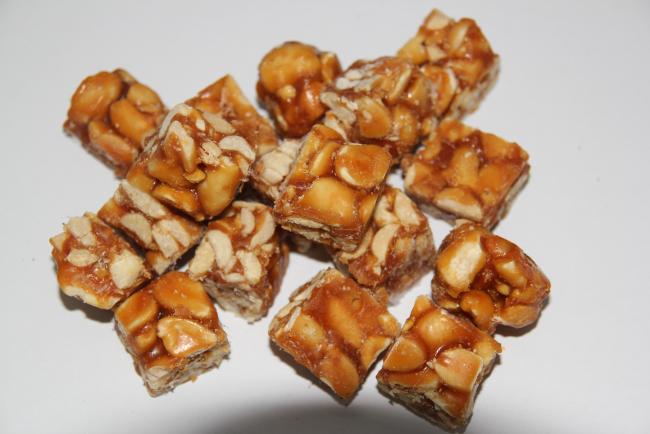 Peanut Candy Brittle Bar Making Machine Cereal Bar Cutting Machine