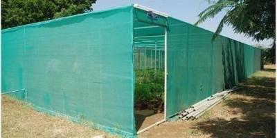 China Máquina de alta productividad de HDPE para proveedores de redes de sombra verde con diferentes características y engranajes abiertos en venta