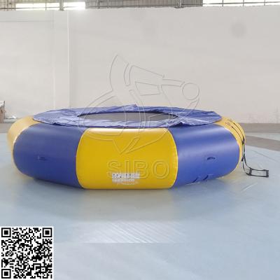 Cina Trampolino di galleggiamento del PVC dell'acqua del parco del giocattolo gonfiabile rotondo del gioco blu & giallo in vendita