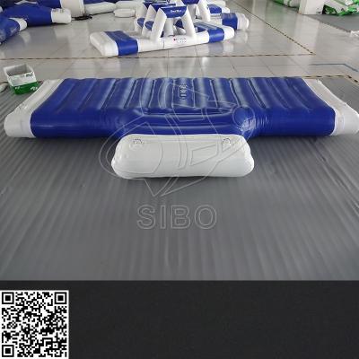 Cina L'acqua gonfiabile del PVC di bianco blu parcheggia il gioco T - stuoia per divertimento del campo da giuoco dell'acqua in vendita