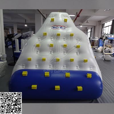 Cina L'acqua gonfiabile della tela cerata del PVC parcheggia la montagna di arrampicata per il gioco del parco dell'acqua in vendita