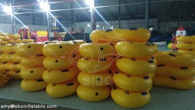 Cina I parchi gonfiabili gialli durevoli dell'acqua hanno personalizzato l'anello gonfiabile di nuotata con la maniglia in vendita