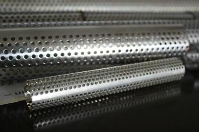 Cina 0,3 - 3mm 304 hanno saldato densamente i tubi dell'acciaio inossidabile perforati per filtrazione in vendita
