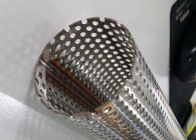 中国 換気の SUS304 によって打ち抜かれる金属の網の管の銀/金属の Fliter の管をおりに入れて下さい 販売のため