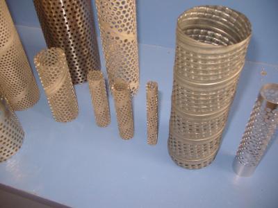 Cina 304, tubo perforato rotondo del metallo 316, acciaio inossidabile del sacchetto convogliano 2mm spessi in vendita