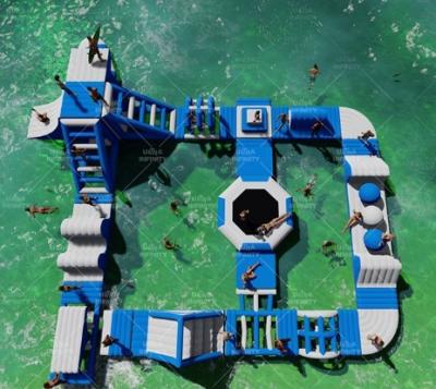 Chine La famille de parcs aquatiques de flottement gonflable de parcs aquatiques de bâche d'OEM flottent l'île d'explosion à vendre