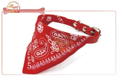 Κίνα PU περιλαίμιων μαντίλι Bandana σκυλιών τριγώνων εξαρτήματα κουταβιών δέρματος προς πώληση