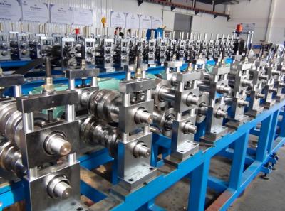 China anchura de 400m m de la bobina sobre el rollo del estante que forma la máquina con la transmisión de la caja de engranajes en venta