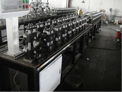 China Listón del techo del tejado, rollo del canal de Omega que forma la máquina para el canal de Furring en venta