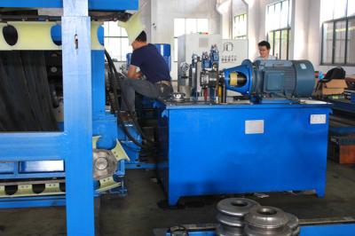 中国 油圧 Decoiler は 6 m/min - 15 m/min の機械を形作るシート ロールを波形を付けました 販売のため