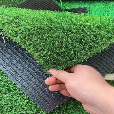 中国 2M*25Mの人工的な泥炭ロールを美化する人工的な草のカーペットの芝生 販売のため
