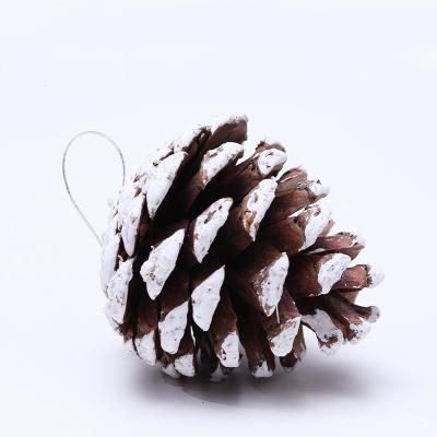Cina Pigne di legno 6pcs/Pack del fiocco di neve naturale della decorazione 6-7cm dell'albero di Natale di incanto della pigna delle decorazioni di Natale in vendita