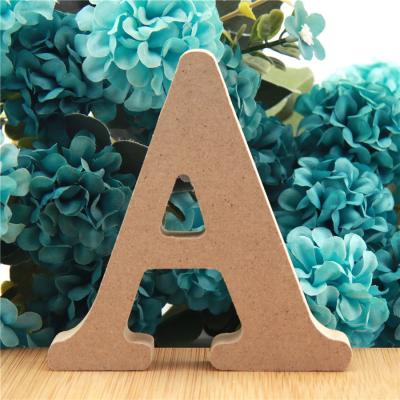 China Ungiftiges stehendes 3.94in hölzernes Buchstabe-Alphabet für Hochzeit zu verkaufen