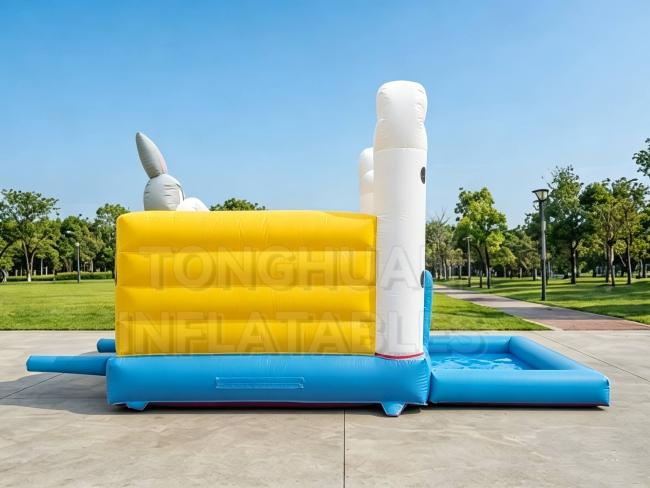 · Custom animal theme bounce house with colorful bunny decoration and safe inflatable structure