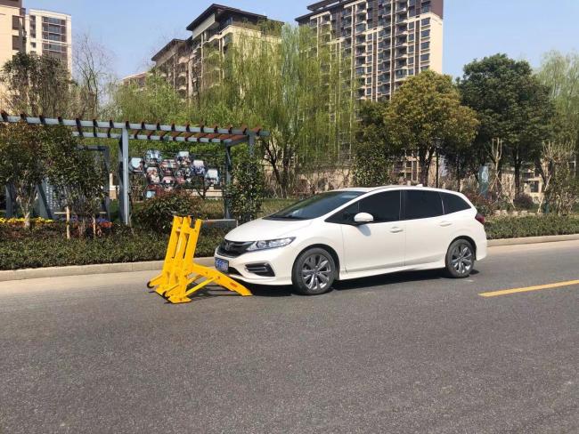 Tomarukun vehicle stopper in use at road construction site