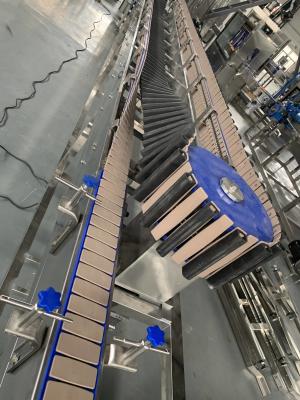 China Industrial Mango Orange Fruit Pulpy Juice Bottle Turnover Inverted Bottle Tilting Conveyor en venta