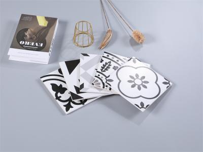 China Firebrick en niet-slip zwart en wit bloemen keramische rustieke tegels voor restaurant en woonkamer 4 stijlen Te koop
