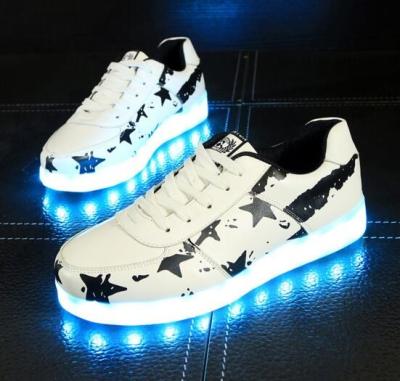 China LEIDEN van Bluetooth App Licht op de Witte ED Schoenen van de Tennisschoenendouane voor Volwassenen Te koop