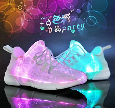 China La fibra óptica LED del control del App calza las zapatillas de deporte que brillan intensamente soportables recargables del USB en venta