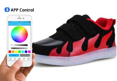 China La conexión controlada App de Bluetooth de los zapatos de los muchachos LED del patín enciende para arriba las zapatillas de deporte para los niños en venta