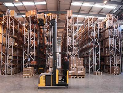China VNA Very Narrow Aisle Racking High Density Warehouse Racking Bolted Or Welded Install for sale