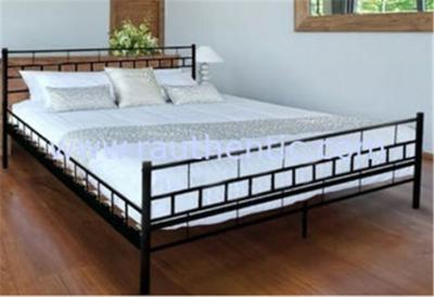 Cina Letto normale del metallo e di legno del campione, letto a due piazze su misura del metallo con le stecche di legno di pino in vendita
