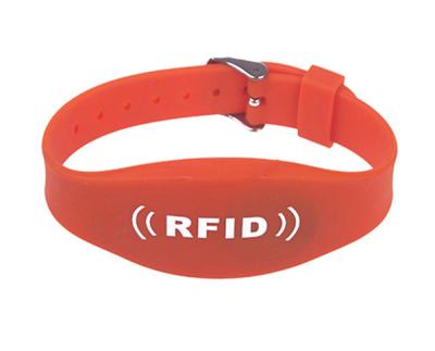 Cina Bambini programmabili impermeabili riutilizzabili che seguono 13.56MHz prezzo di polsino del silicone di NFC RFID in vendita