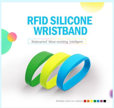 Cina braccialetto su ordinazione del silicone di polsino 13,56 del rfid del silicone del braccialetto del silicio 13,56 megahertz in vendita