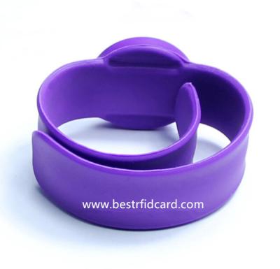 Cina Parco astuto regolabile di Rfid Chip Tag Wristband For Water del silicone amichevole eco- di colore dei campioni liberi 13.56mhz Muti in vendita