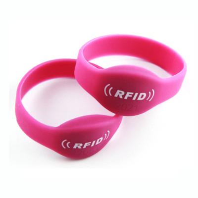 Cina Il prezzo promozionale 1k classico Rfid del silicone ben fatto della Cina impermeabilizza i braccialetti di polsino con i chip doppi in vendita