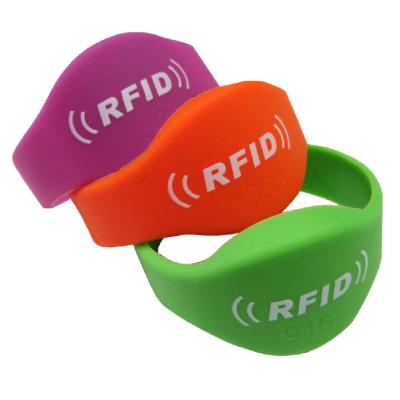 Cina Braccialetto Shakeproof su ordinazione dell'hotel di polsini del silicone di Rfid Chip Pvc Nfc Adjustable Waterproof del silicone con il codice di Qr in vendita
