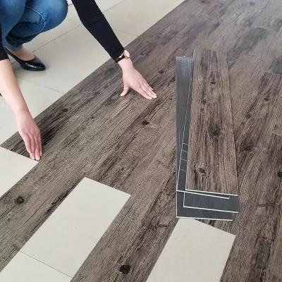 Cina Piastrelle in plastica Lvt in PVC con colla su misura per pavimenti in vinile con retro asciutto in vendita